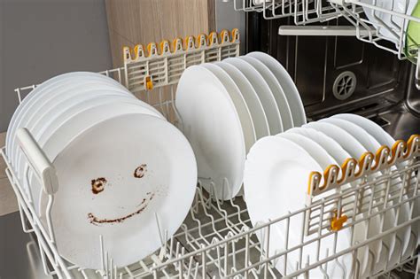 더러운 접시는 식기 세척기로 이동합니다 현대적인 주방에 내장 된 식기 세척기가 준비 중입니다 0명에 대한 스톡 사진 및 기타 이미지 Istock