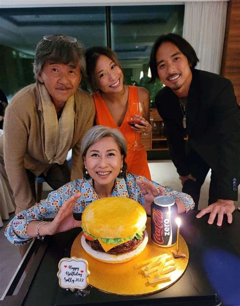 叶蒨文61岁庆生照曝光，满头白发气场足，最美港姐优雅现身抢镜凤凰网