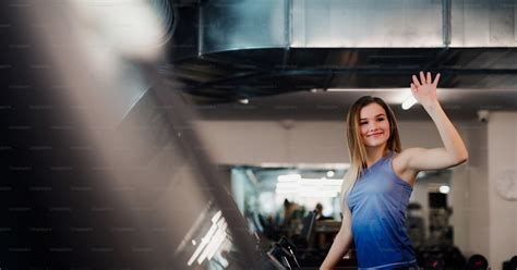 체육관에서 유산소 운동을 할 때 누군가에게 손을 흔드는 아름다운 소녀 또는 여성의 초상화 사진 Unsplash의 슬로바키아 이미지