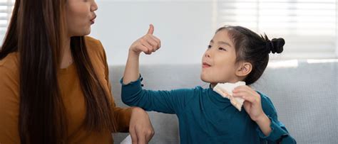학교와 가족 연결로 돌아가기 엄마와 딸이 학교 준비를 하면서 재미있는 간식을 나눕니다 Take Our Daughters And Sons To Work Day에 대한 스톡