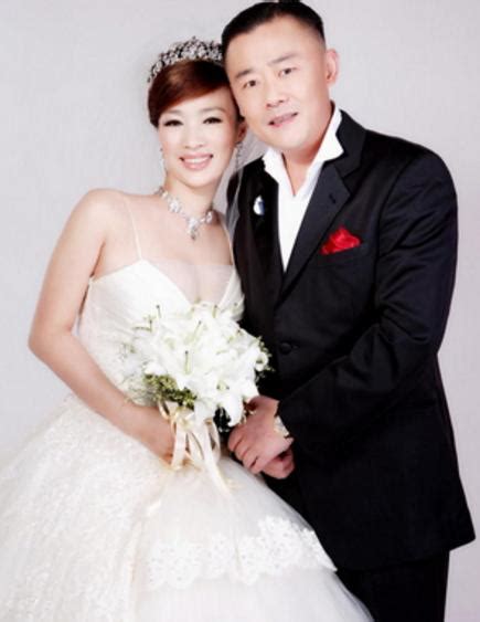 49歲周立波的富豪老婆胡潔近照 每日頭條