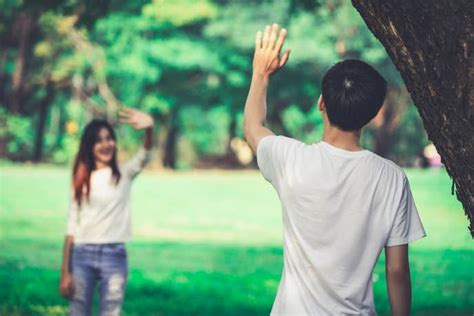 男女が手を振る心理。会うと自分だけに手を振ってくれる意味とは？ Smartlog