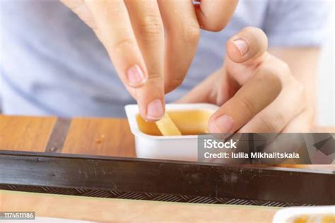 도시 패스트푸드 레스토랑의 여름 테라스에서 소스를 먹고 튀긴 감자를 먹는 배고픈 소년의 손 가까이보기 가공육에 대한 스톡 사진 및 기타 이미지 Istock