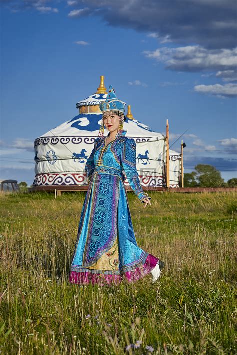 草原蒙古包前身穿豪华蒙古族服饰的蒙族少女高清摄影大图 千库网