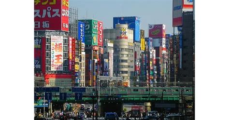 Майка хвърли трите си деца от 14 ия етаж и скочи след тях