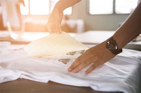 젊은 여 자가 게에서 직물에 방수 필름에서 빼낸 다 T셔츠에 수동 스크린 인쇄에 종사 하는 노동자 프린터하기에 대한 스톡 사진 및 기타 이미지 Istock