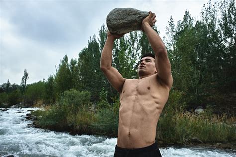 카자흐어 근육 운동 선수 남자 훈련과 자연에서 강에 의해 운동 아시아 잘 생긴 하지 극단적인 피트 니스 운동 야외 강에 대한 스톡 사진 및 기타 이미지 Istock
