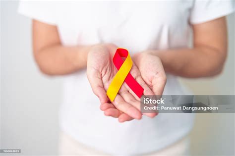 빨간색과 노란색 리본을 들고 있는 여자 세계 간염의 날 인식의 달 7월 28일 간암 황달 간경변 실패 비대 간성 뇌병증 및 건강 개념 노랑에 대한 스톡 사진 및 기타 이미지