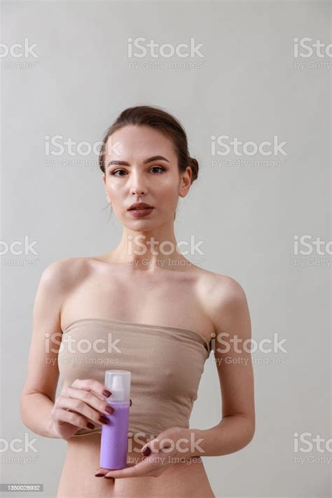 회색 배경에 젊고 건강하고 아름답고 신선한 피부 의 백인 여성의 스튜디오 뷰티 초상화 25 29세에 대한 스톡 사진 및 기타 이미지 25 29세 건강관리와 의술