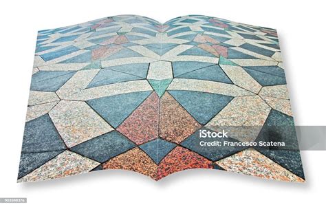 사진 책 Amagertorv 광장의 Stroget도로 따라 삼각형 다각형 화강암 돌 의 착 색 된 돌 포장의 세부와 흰색 배경에 고립 된 열나의 저작권 소유자는