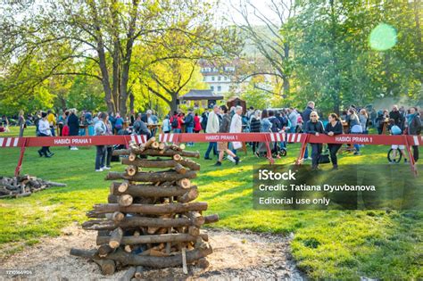 사람들은 체코 프라하에서 전통적인 휴일 발푸르기스 의밤 마녀 불타는 및 봄 환영 의식을 축하합니다 4월에 대한 스톡 사진 및 기타 이미지 Istock