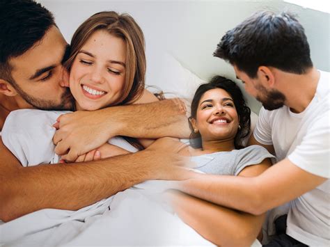 Sexual Health मासिक पाळीच्या काळात सेक्स करावा का कंडोम योनीमार्गात
