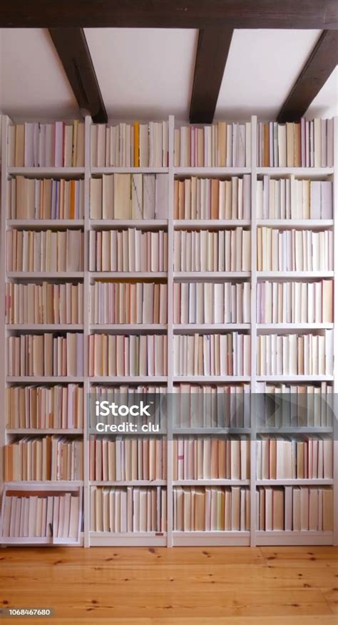 완벽 하 게 포장된 도서관도 서책 트림 Textblock의 백색 측을 보여주는 선반 0명에 대한 스톡 사진 및 기타 이미지 0명 2018년 가득 찬 Istock
