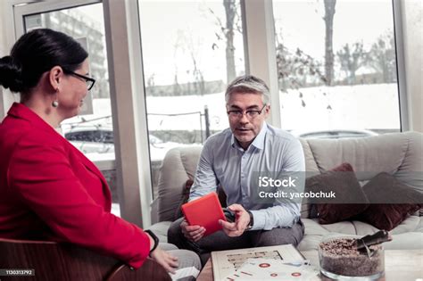 그의 파트너와 함께 새로운 정보를 논의 하는 안경에 성인 회색 머리 사업가 부동산에 대한 스톡 사진 및 기타 이미지 부동산 음모 개념 가정의 방 Istock