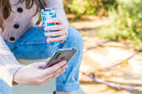 공원에 앉아 탄산음료가 있는 스마트폰을 사용하는 손 여자의 클로즈업 경영자에 대한 스톡 사진 및 기타 이미지 경영자 대답하기 듣기 Istock