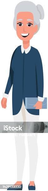 회색 머리카락을 가진 노인 여성 캐릭터 연금 수령자 손에 핸드백을 들고 서있는 은퇴 한 숙녀 교사 교육 관련 직업에 대한 스톡