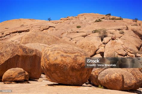 붉은 대머리 화강암 피크 푸른 하늘 배경 둥근 고대 오렌지 돌 황소 파티 자연 노란색 바위 에롱고 산맥 다마랄란드 나우 루프트 국립 공원 나미브 사막 나미비아 남아프리카