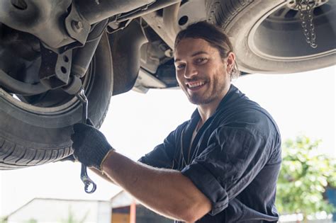 자동 서비스 개념입니다 작업장에서 자동차 정비사 남성 자동차 진단 검사 자동차 자동차 서비스 수리 유지 보수 20 24세에 대한 스톡 사진 및 기타 이미지 Istock
