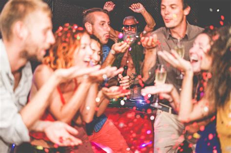 춤과 연주 음악 배경유행 젊은이 밤 디스코 클럽에서 파티를 데유흥 및 엔터테인먼트 개념디스크 자키 얼굴에 집중 하는 Dj와 색종이 던지고 행복 친구 12월 31일에 대한