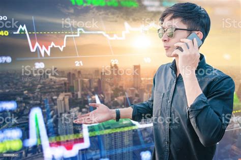 노트북 및 디지털 태블릿 도시 배경 사용 하 여 하는 젊은 사업가 경제에 대한 스톡 사진 및 기타 이미지 경제 고층 건물 그래프 Istock