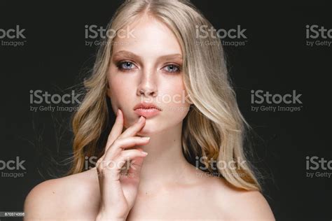 아름 다운 금발 여자 아름다움 모델 소녀 완벽 한 메이크업과 헤어스타일 검은 배경 위에 갈색에 대한 스톡 사진 및 기타 이미지 갈색 갈색 머리 건강한 생활방식