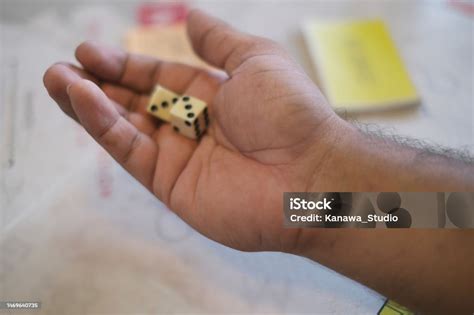 독점 보드 위에 두 개의 주사위를 들고 있는 인식할 수 없는 인간의 손 가능성에 대한 스톡 사진 및 기타 이미지 가능성 경쟁 고풍스런 Istock