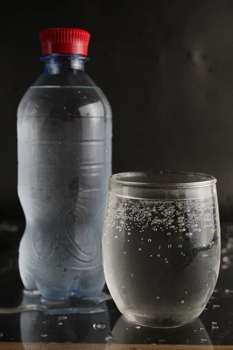 유리와 플라스틱 병의 미네랄 차가운 물은 검은 색 배경 옆에 서 있으며 삽입 할 장소와 카피피스프가 있습니다 음료수 0명에 대한 스톡 사진 및 기타 이미지 Istock