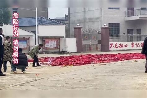 鞭炮一响黄金万两年头红到年尾声音震天响场面吓人