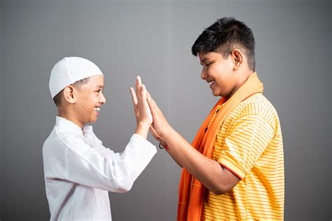 단합 다양성 공동체 자유 종교적 조화를 보여주는 개념 카메라를보고 박수를 치는 손을 재생하여 행복한 힌두교 무슬림 다민족 아이들 2명에 대한 스톡 사진 및 기타 이미지