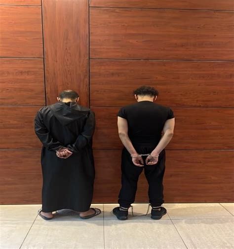 صحيفة عكاظ شرطة منطقة الرياض تقبض على شخصين لكسرهما زجاج مركبات