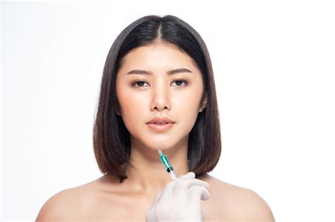 깨끗한 신선한 피부를 가진 아름다운 젊은 아시아 여성 얼굴 관리 얼굴 치료 고립 된 흰색 배경 미용학 미용 및 건강한 피부와 화장품 아이디어 개념 보톨리눔 독소 주사에 대한