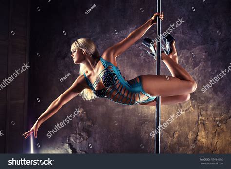 Young Blond Sexy Pole Dance Woman Stockfoto Jetzt Bearbeiten