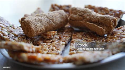 브라질의 페 드 몰렉과 인도의 치키로 알려진 땅콩사탕 로리 축제를 계기로 인도에서는 유명한 달콤한 축제입니다 0명에 대한 스톡