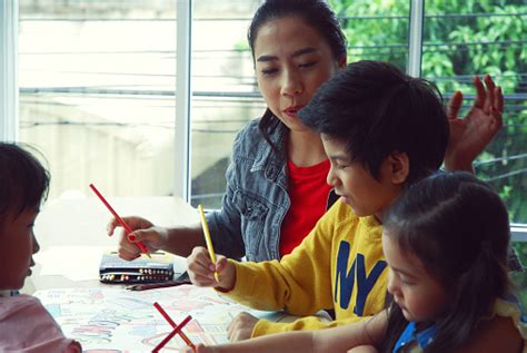 교사는 휴일 주말에 세 자녀를 흰 종이에 그림을 가르치고 있다 교사 교육 관련 직업에 대한 스톡 사진 및 기타 이미지 교사 교육 관련 직업 교습 교실 Istock
