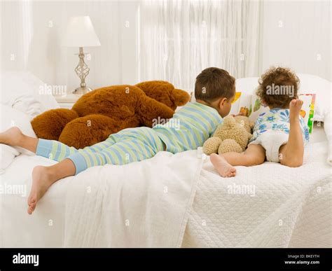 Bruder Und Schwester Im Bett Und Las Ein Buch Stockfotografie Alamy