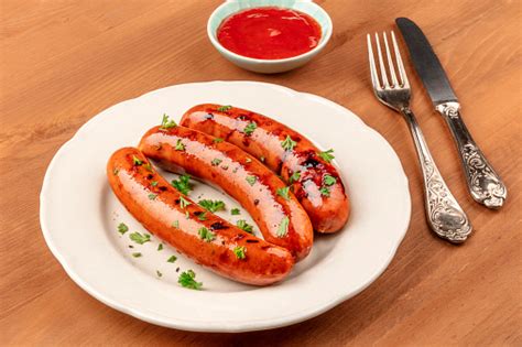 튀긴된 소시지와 어두운 소박한 나무와 배경에 복사 공간 케첩 격판덮개의 사진 0명에 대한 스톡 사진 및 기타 이미지 0명 3가지 개체 고급 요리 Istock