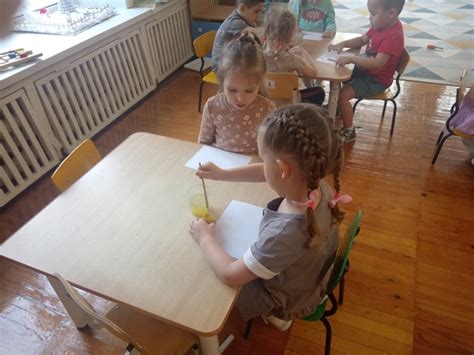 Дети младшей группы на занятии рисование «Солнышко продолжали учиться рисовать гуашью Учились