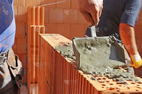建筑工人 泥瓦匠 在建筑工地工作