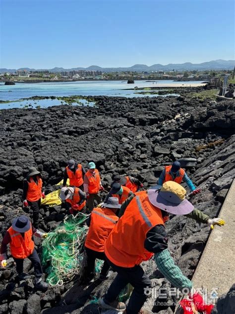 제주시 신흥 해안가에서 플로깅 캠페인 전개 헤드라인제주