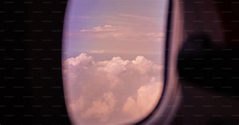 비행기 창문에서 구름의 전망 사진 Unsplash의 비행기 이미지