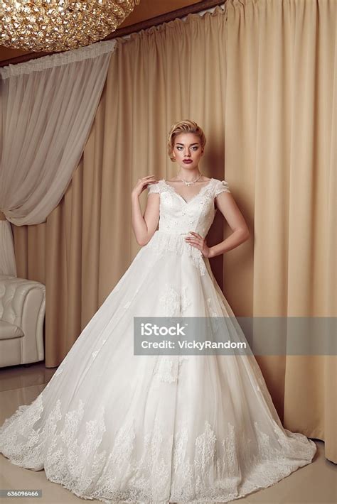 흰색 드레스에 고전적인 아름다움 신부의 전체 길이 초상화 결혼식에 대한 스톡 사진 및 기타 이미지 결혼식 귀여운 금발 머리 Istock