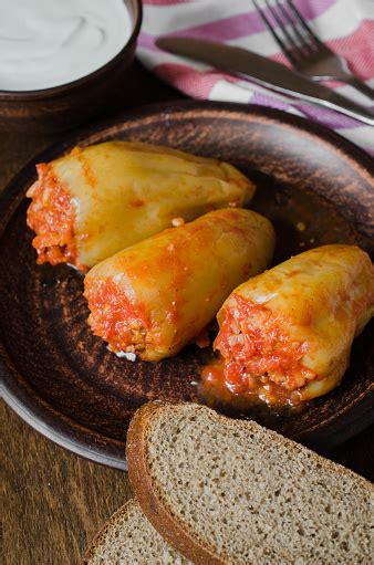 쌀과 다진 고기 스튜와 토마토 호밀 빵과 박제 고추 소박한 음식 가득 찬에 대한 스톡 사진 및 기타 이미지 가득 찬 건강한 식생활 고기 Istock