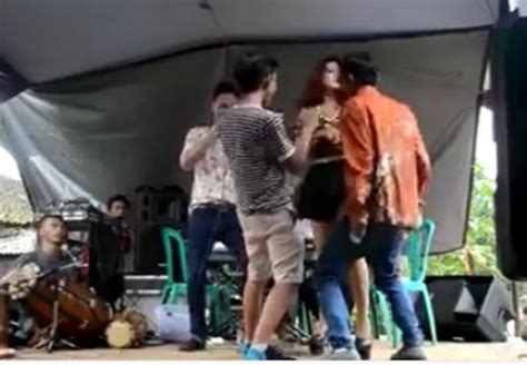Asik Joget Lelaki Ini Ditabok Gara Gara Grepe Grepe Sang Biduan Rancah Post