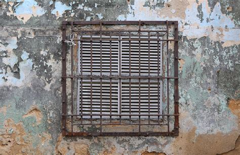 녹슨 철제 바가 있는 오래된 건물 벽에 공기 환기의 클로즈업 창 0명에 대한 스톡 사진 및 기타 이미지 0명 갈색 강철 Istock
