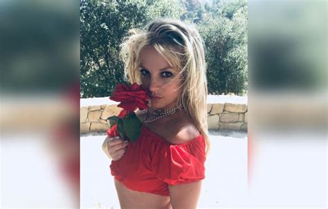 Britney Spears Returns To Instagram With Topless Throwback