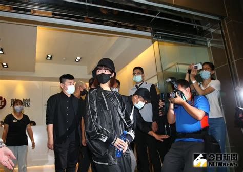 峮峮情人節「耳鬢廝磨」親下去了 6秒放閃影片掀議 姊妹淘話題 娛樂 Nownews今日新聞