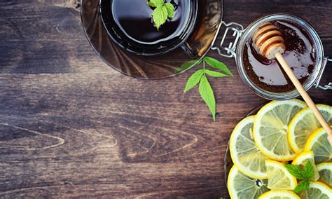 자연에는 민트와 레몬 티입니다 레몬과 꿀 항아리에서 뜨거운 민트 차 한잔 레몬 조각 그리고 뜨거운 차에 꿀 한 숟가락 0명에 대한 스톡 사진 및 기타 이미지 Istock