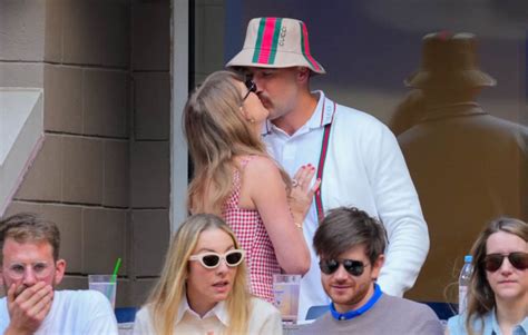 Body Language Expert Decodes Taylor Swift And Travis Kelces Pda At Us