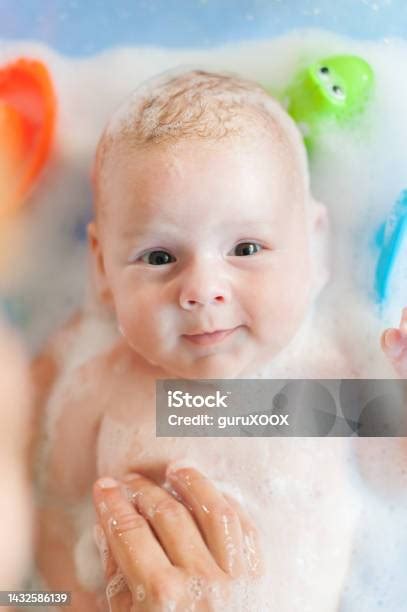 물과 거품이 거품이있는 욕조에서 아기를 목욕시키는 어머니 2명에 대한 스톡 사진 및 기타 이미지 2명 가정의 방 가족 Istock