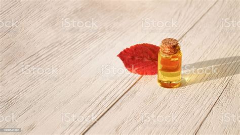 나무 배경에 유리 병과 잎에 허브 에센스 대체 건강 의학 스킨 케어 복사 공간 러시아에 대한 스톡 사진 및 기타 이미지